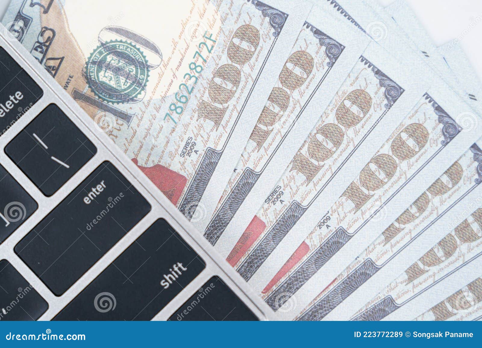 Billets us et clavier image stock. Image du numérique - 223772289