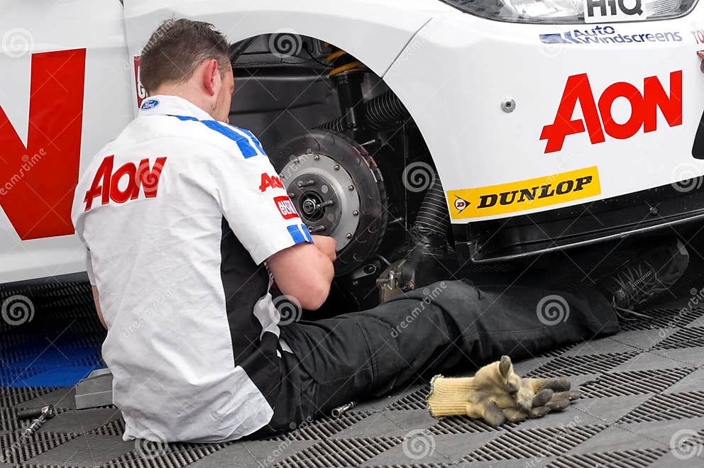 Bilmekaniker redaktionell arkivbild. Bild av sportar - 19401962