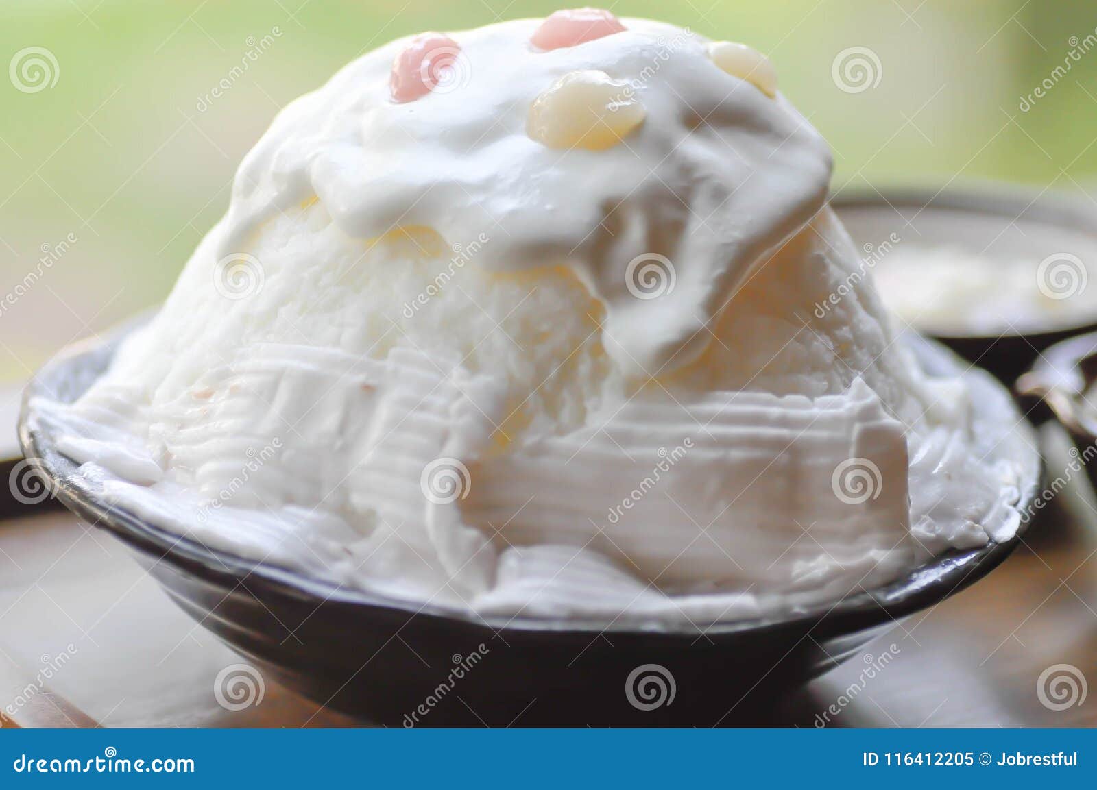 Bingsu O Hielo Del Bingsu O Del Afeitado Del Coco Imagen de archivo ...