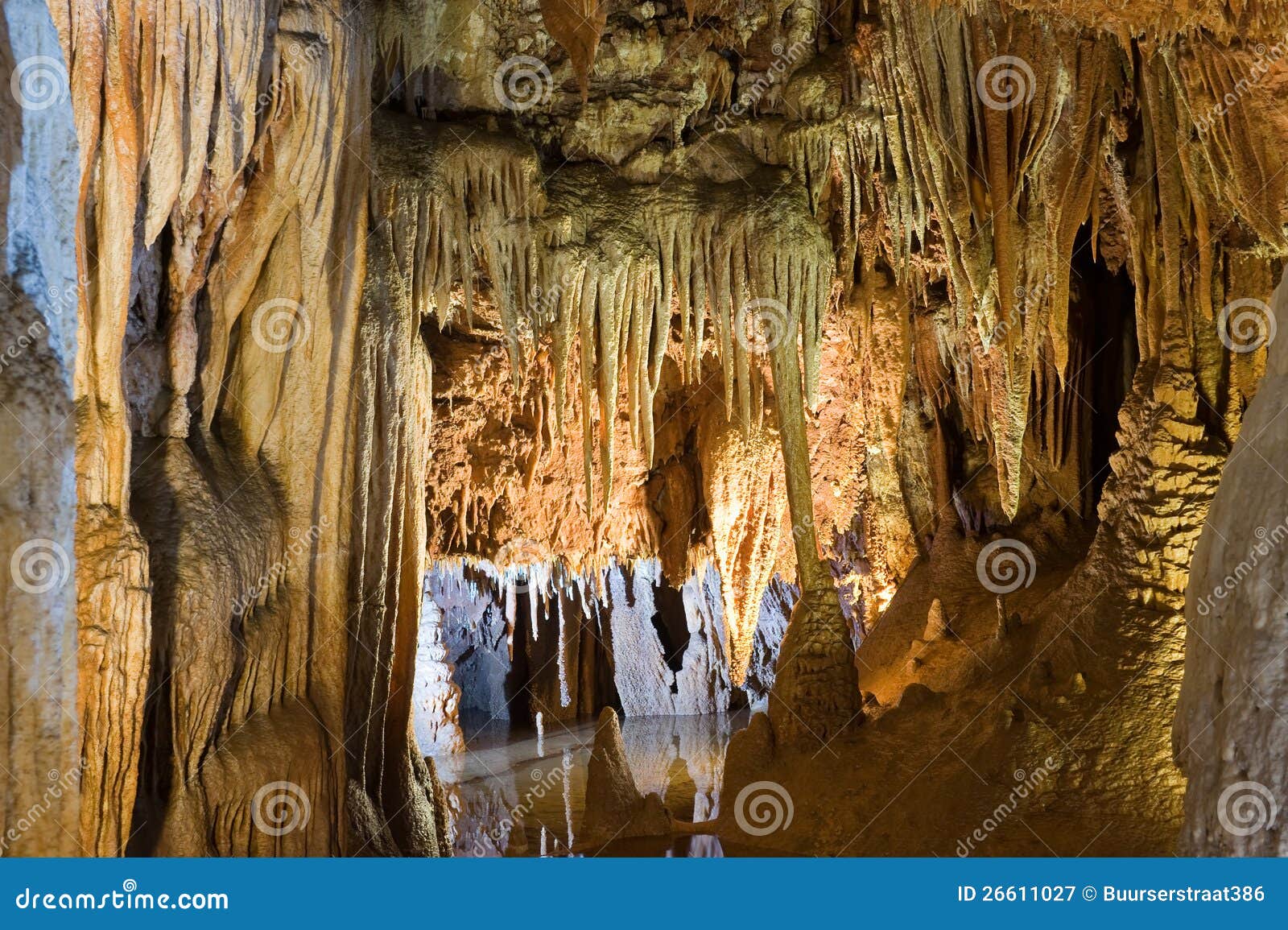 Binnen een hol stock afbeelding. Image of mineraal, patroon - 26611027