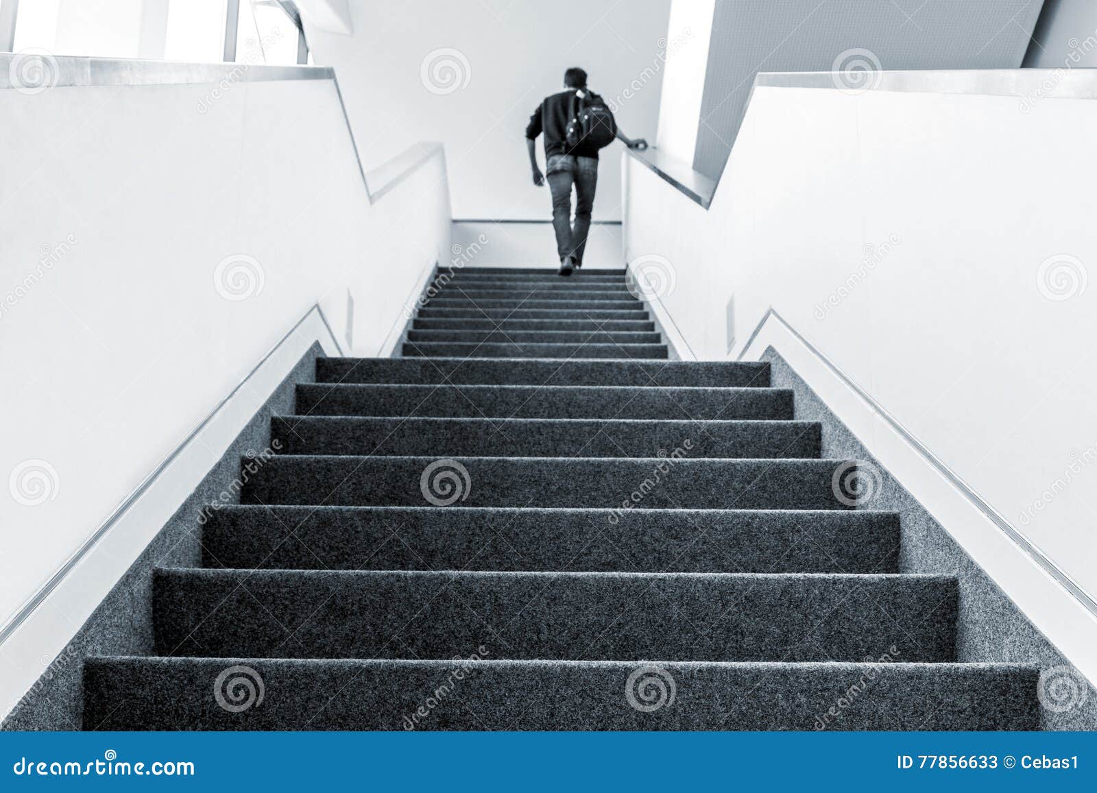 Binnen het lopen boven stock afbeelding. Image of klimmen - 77856633