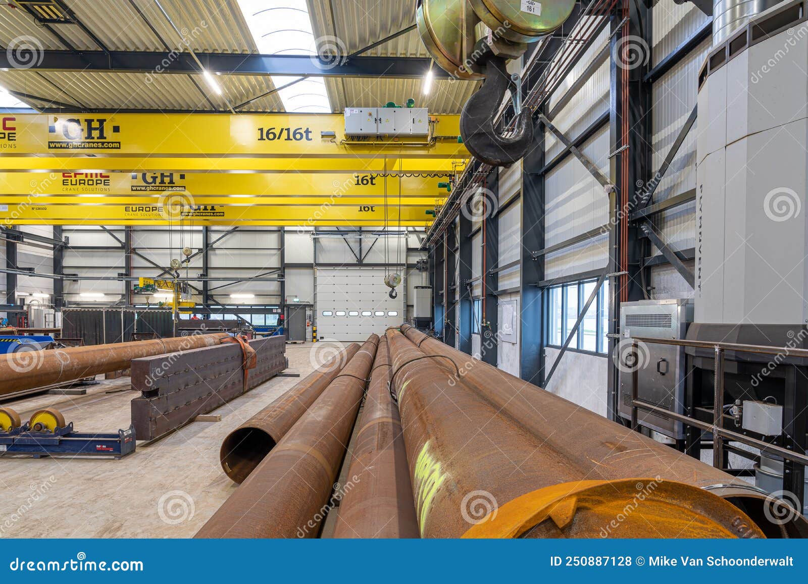 Binnenkant Van Een Staalfabriek Met Stalen Balken En Stalen Balken En ... Binnenkant Van Een Staalfabriek Met Stalen Balken En Stalen Balken En ...