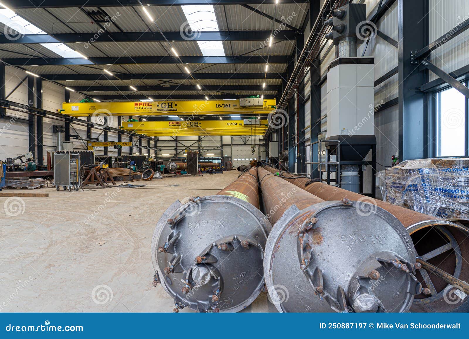 Binnenkant Van Een Staalfabriek Met Stalen Balken En Stalen Balken En ... Binnenkant Van Een Staalfabriek Met Stalen Balken En Stalen Balken En ...