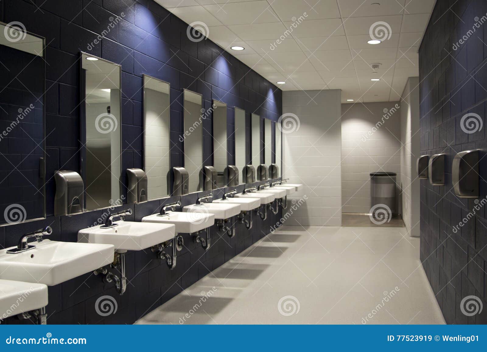 Binnenland Van Openbaar Toilet Stock Afbeelding - Image of aangestoken ...