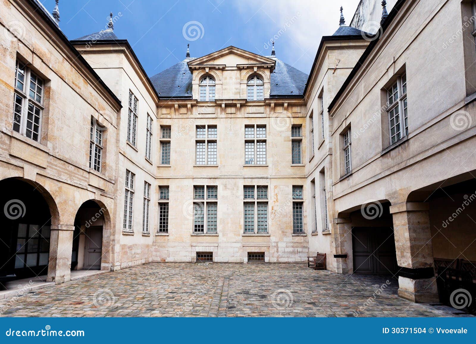 Binnenplaats Van Typisch Oud Huis in Parijs Stock Foto - Image of ...