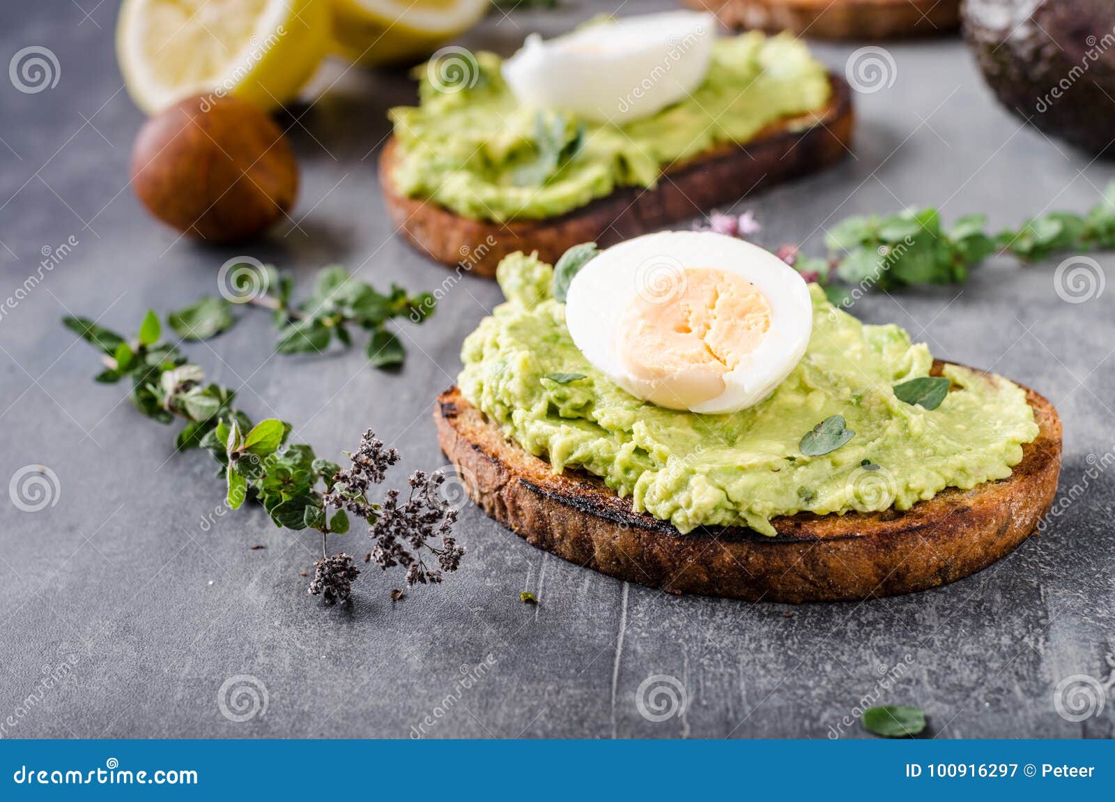 Bioavocado Auf Brot Mit Gekochtem Ei Stockbild - Bild von grün ...