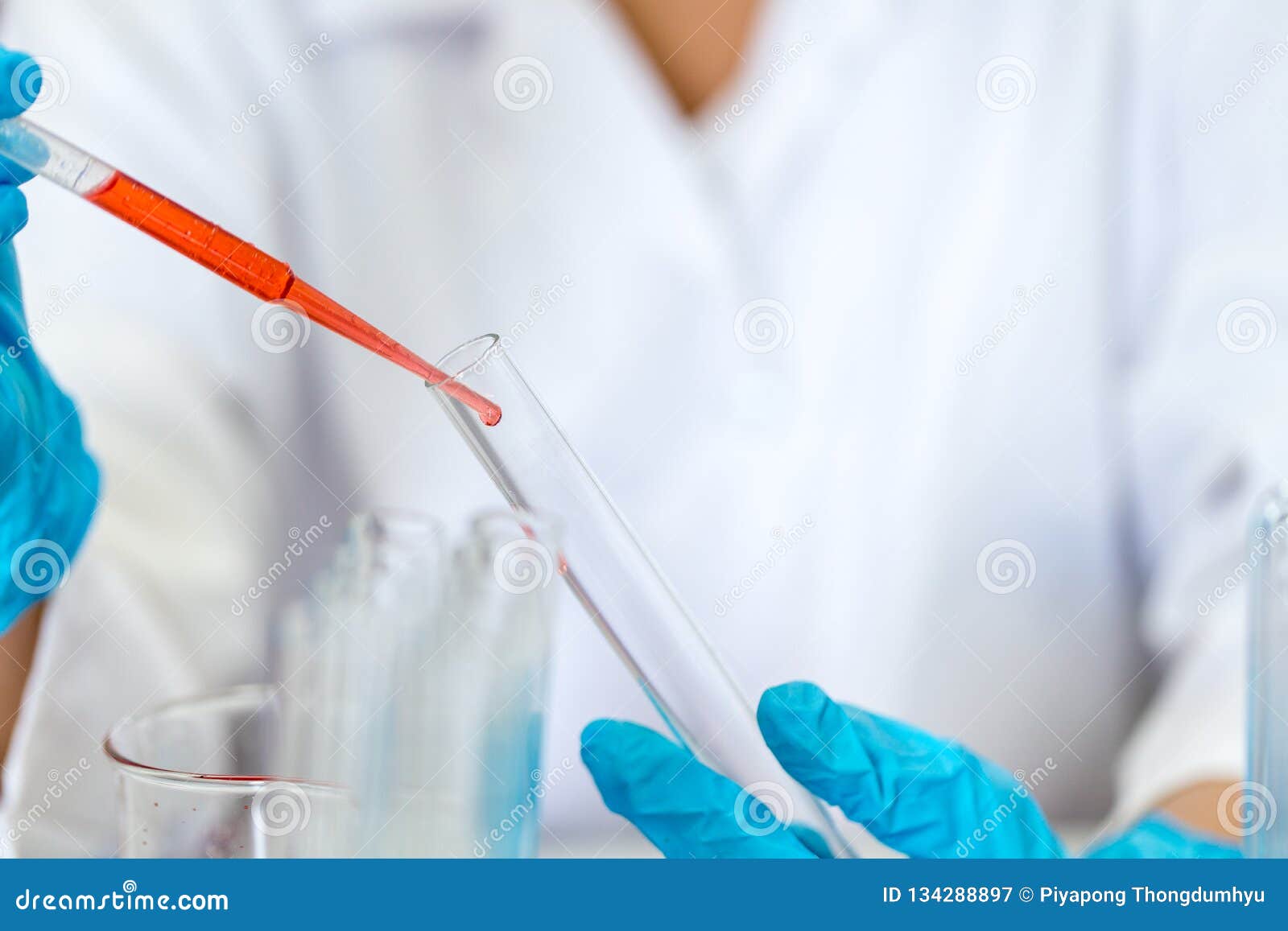Biochemische Analyse En Chemische Analyse in Laboratorium Stock ...