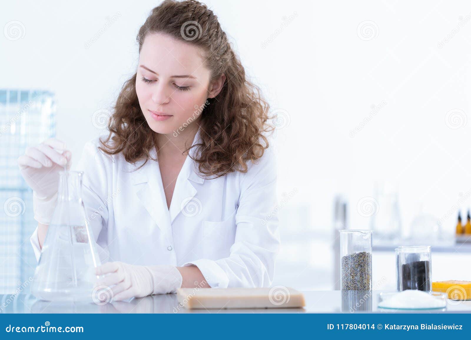 Biotechnologist Dissolving Sample in Solution Stock Photo - Image of ...