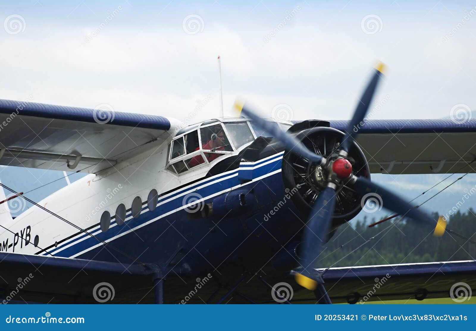 Biplan Antonov AN2 photo éditorial. Image du moteur, vieux - 20253421