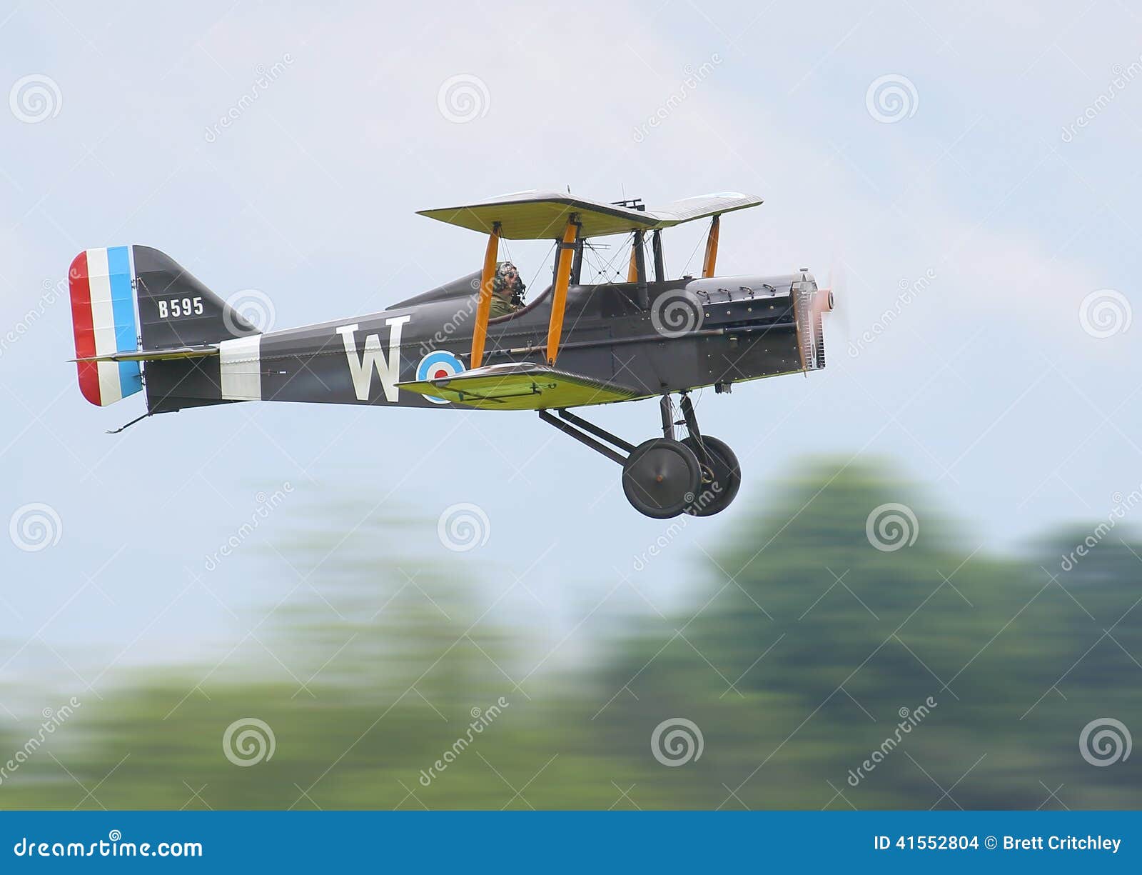 Biplan historique en vol image stock éditorial. Image du monde - 41552804