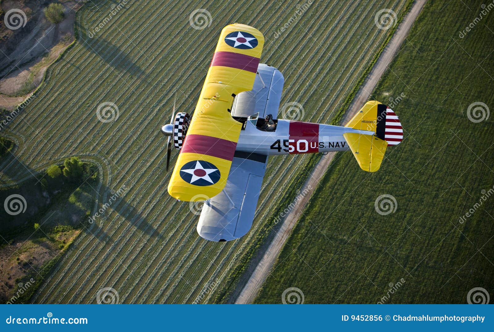 Biplan Jaune Au-dessus De Zone Photo stock - Image du aviation, course ...
