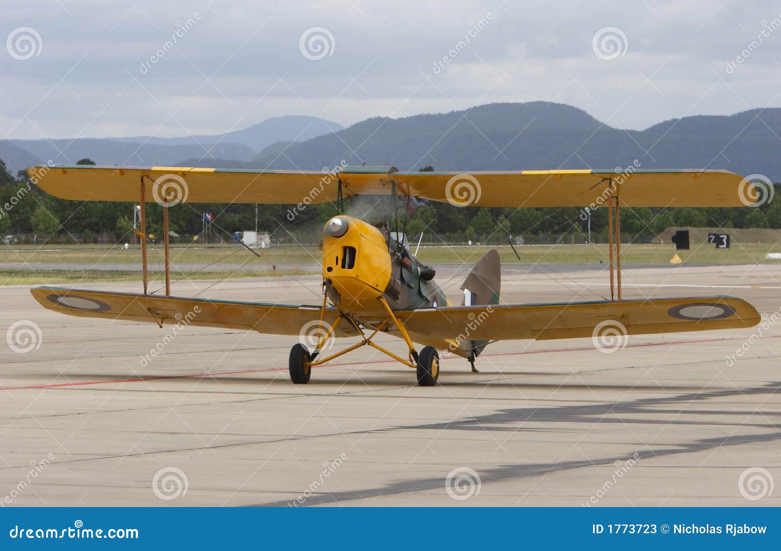 Biplano imagem de stock. Imagem de suportes, pista, biplano - 1773723