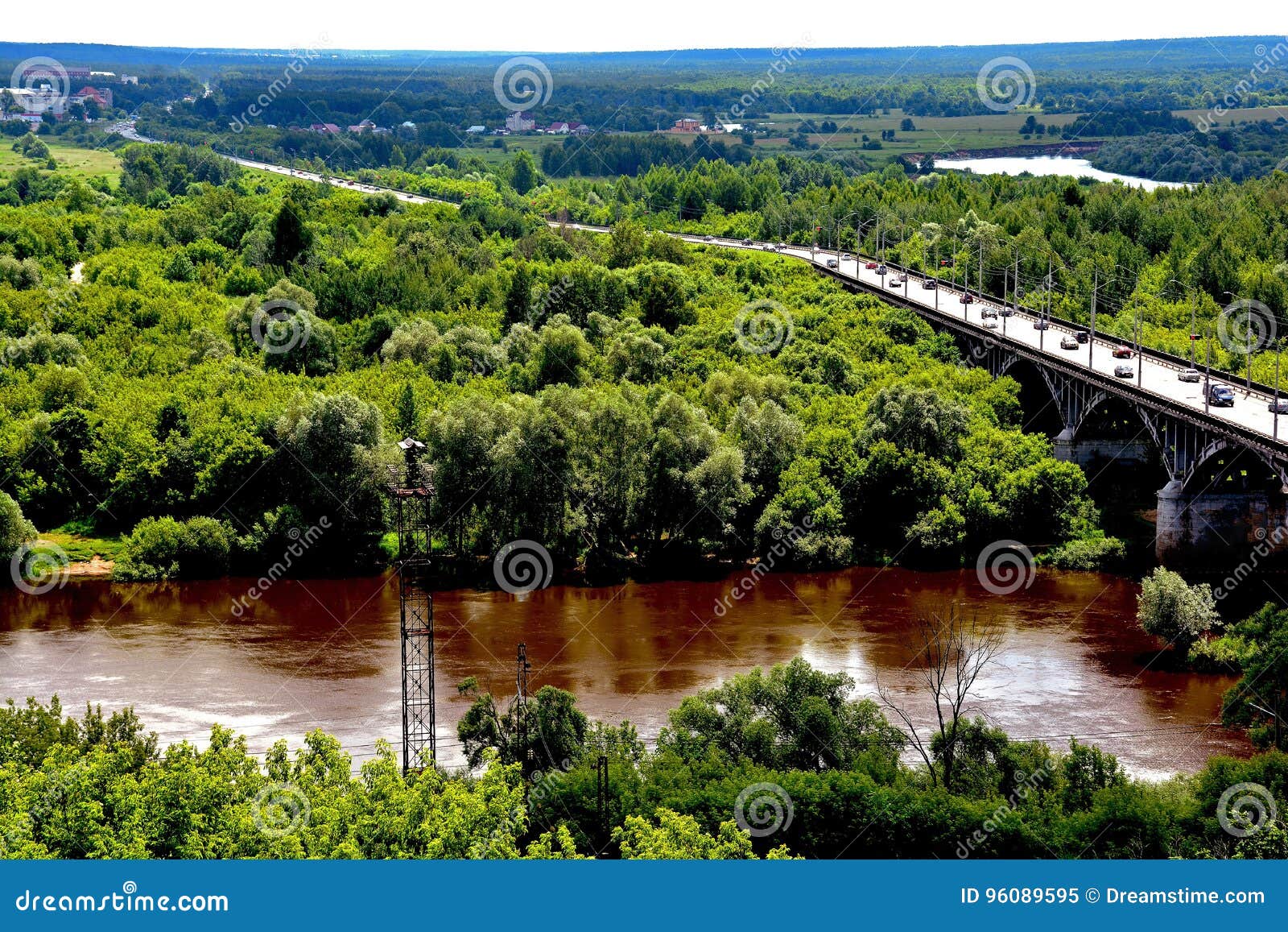 Bird& X27 ; Vue D'oeil De S Du Trafic Sur Le Pont Public Image stock ...