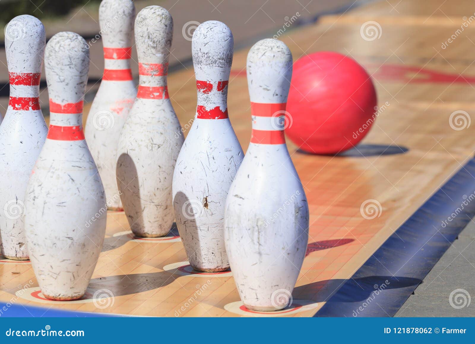Birilli E Palla Da Bowling in All'aperto Fotografia Stock - Immagine di ...
