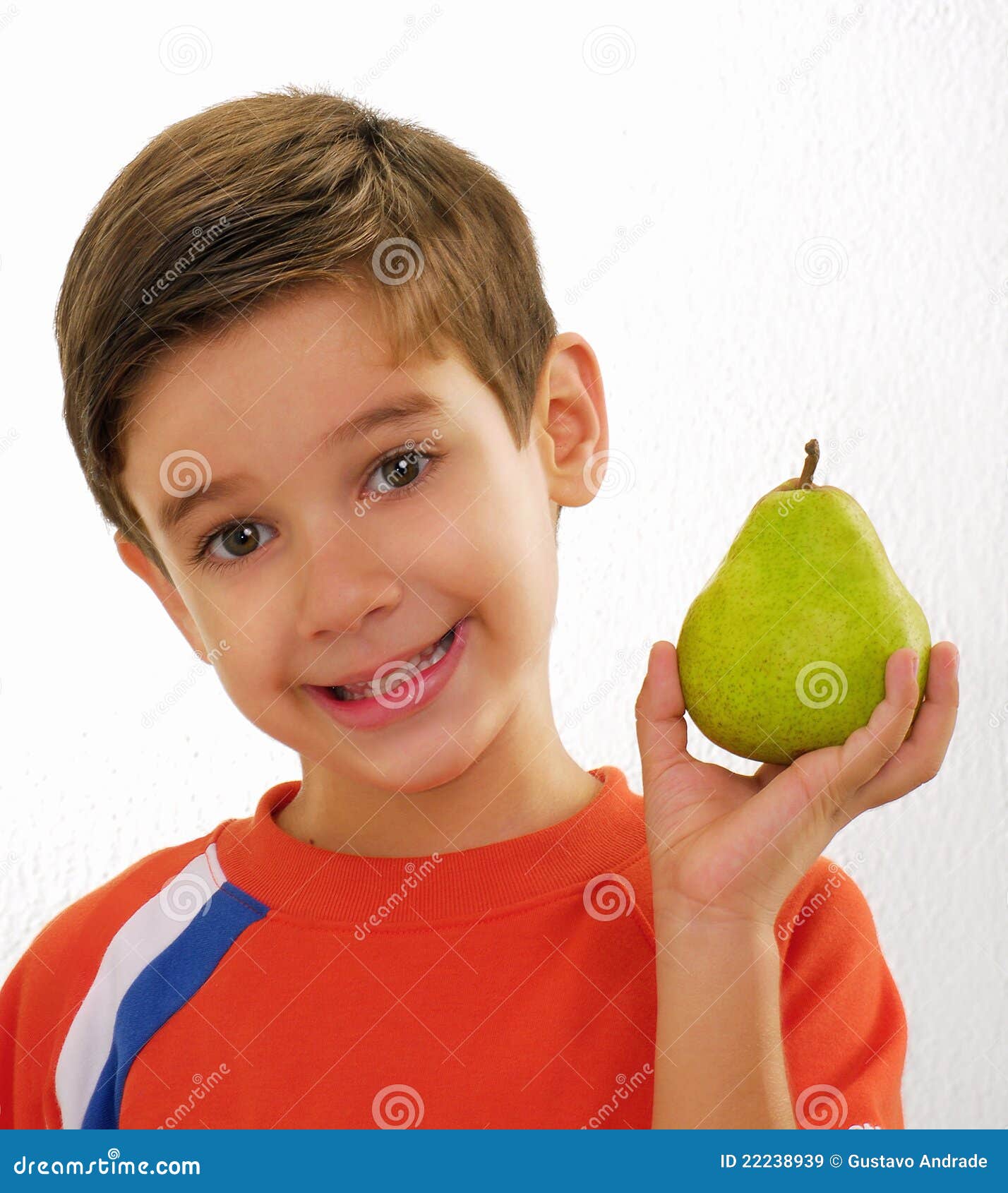 Birne des kleinen Jungen. stockbild. Bild von kind, unschuld - 22238939