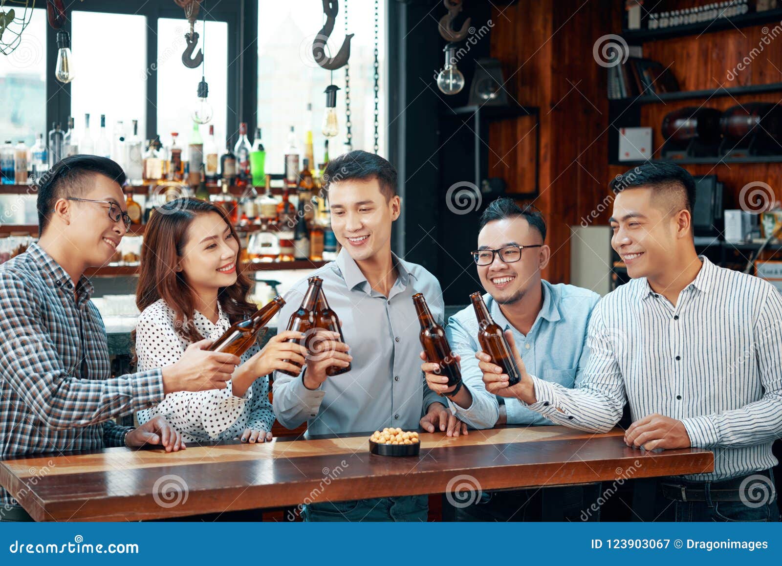 Birra Bevente Della Gente Contenta Nella Barra Immagine Stock ...