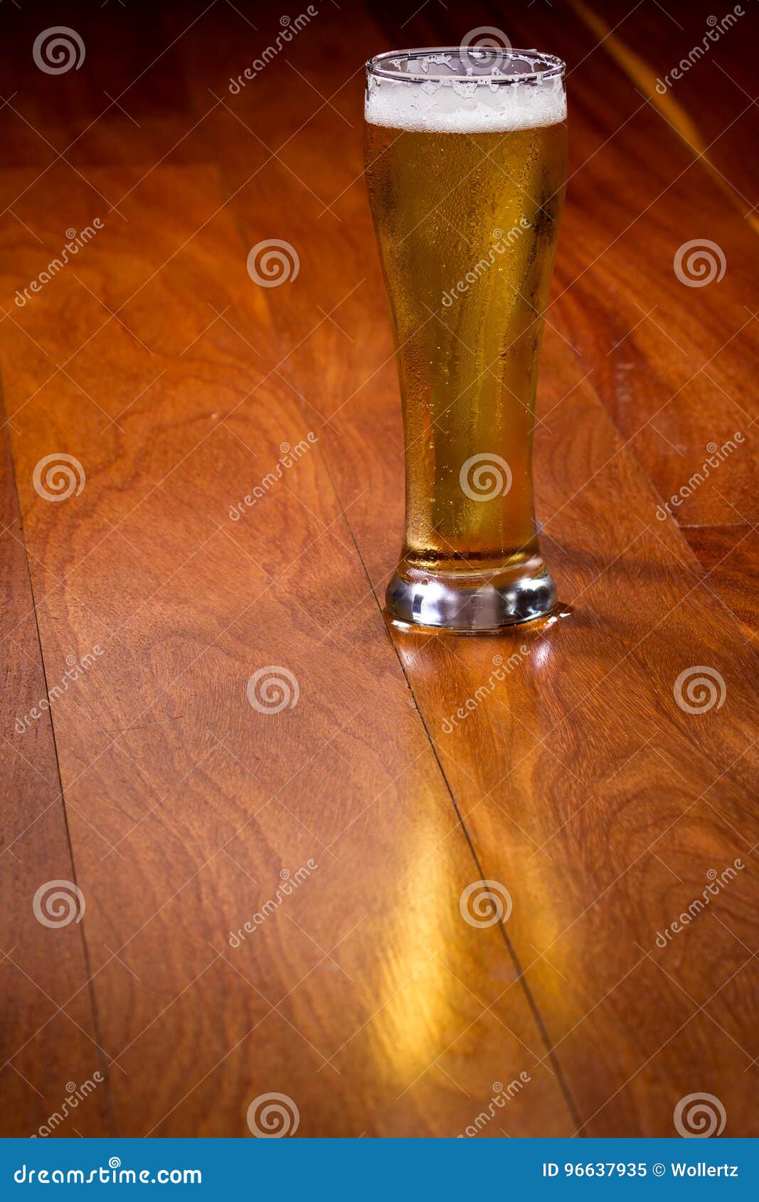 Birra Inglese Dorata in Una Pinta Immagine Stock - Immagine di birra ...