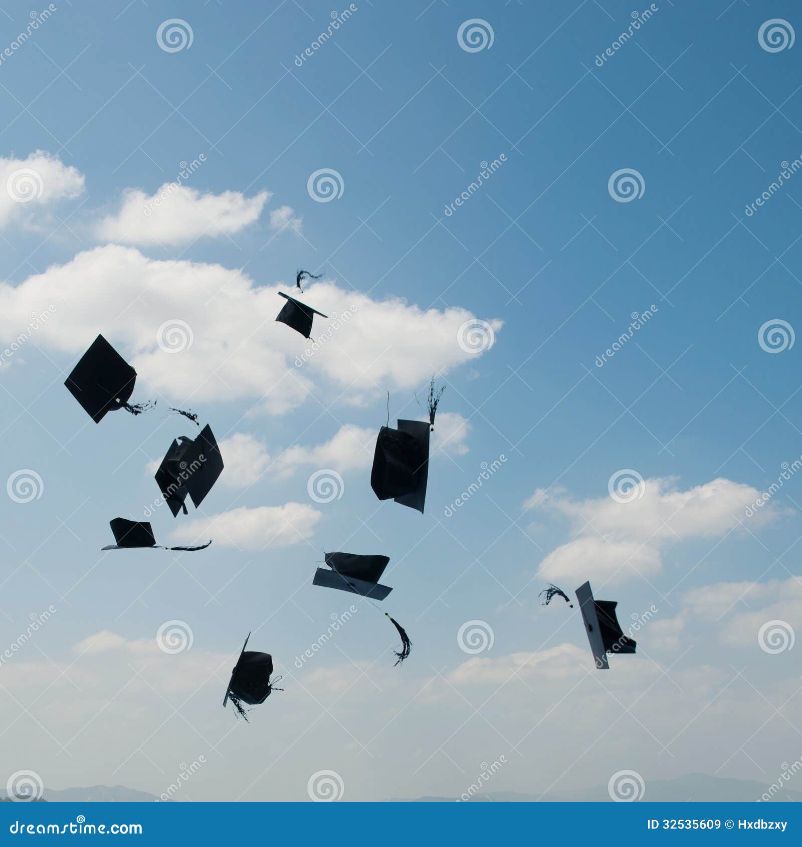 Birretes en el aire imagen de archivo. Imagen de nube - 32535609