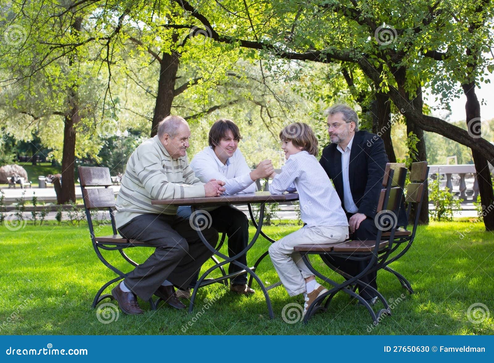 Bisabuelo, Abuelo, Padre E Hijo Luchando Foto de archivo - Imagen de ...