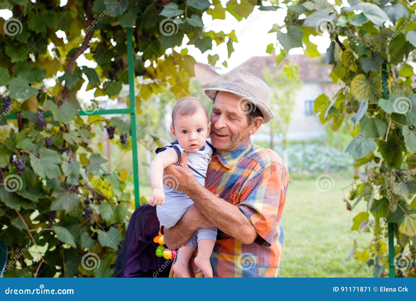 Bisabuelo con el sobrino imagen de archivo. Imagen de generaciones ...