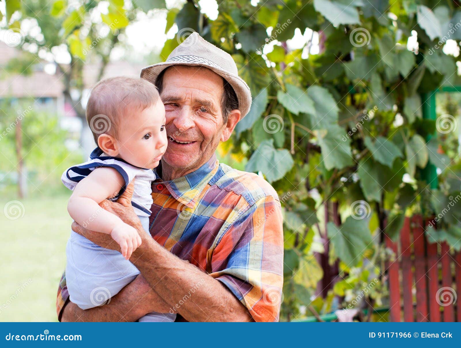 Bisabuelo con el sobrino foto de archivo. Imagen de abuelo - 91171966