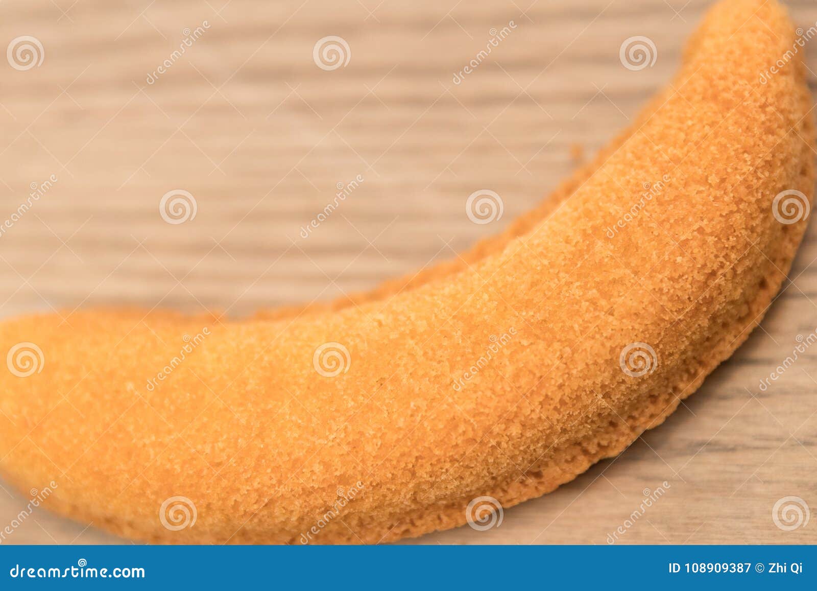 Biscoito Caseiro Isolado No Fundo De Madeira Forma Da Lua Imagem de Stock - Imagem de marrom ...