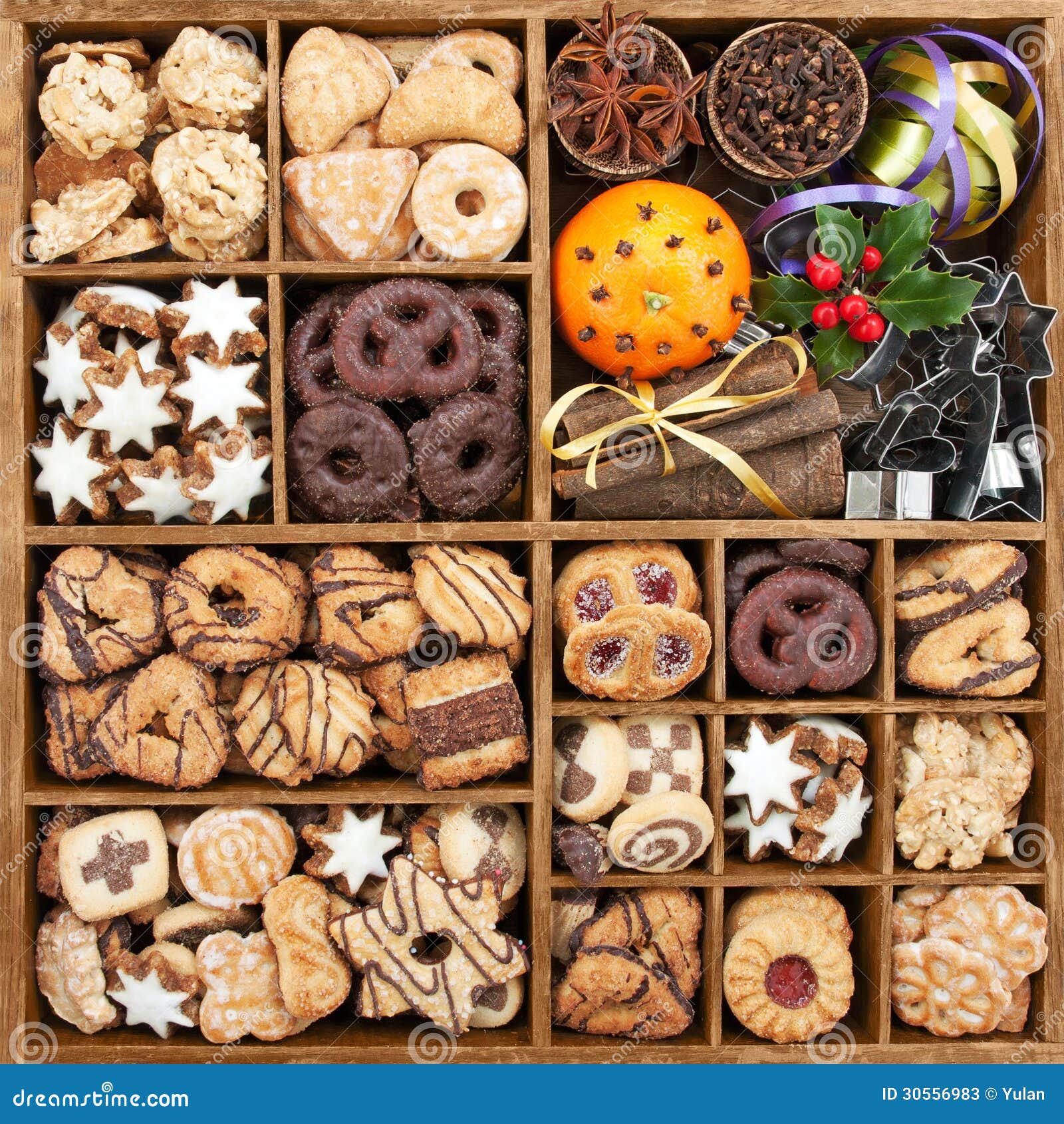 Biscoito Sortido Do Natal Na Caixa Imagem de Stock - Imagem de ...