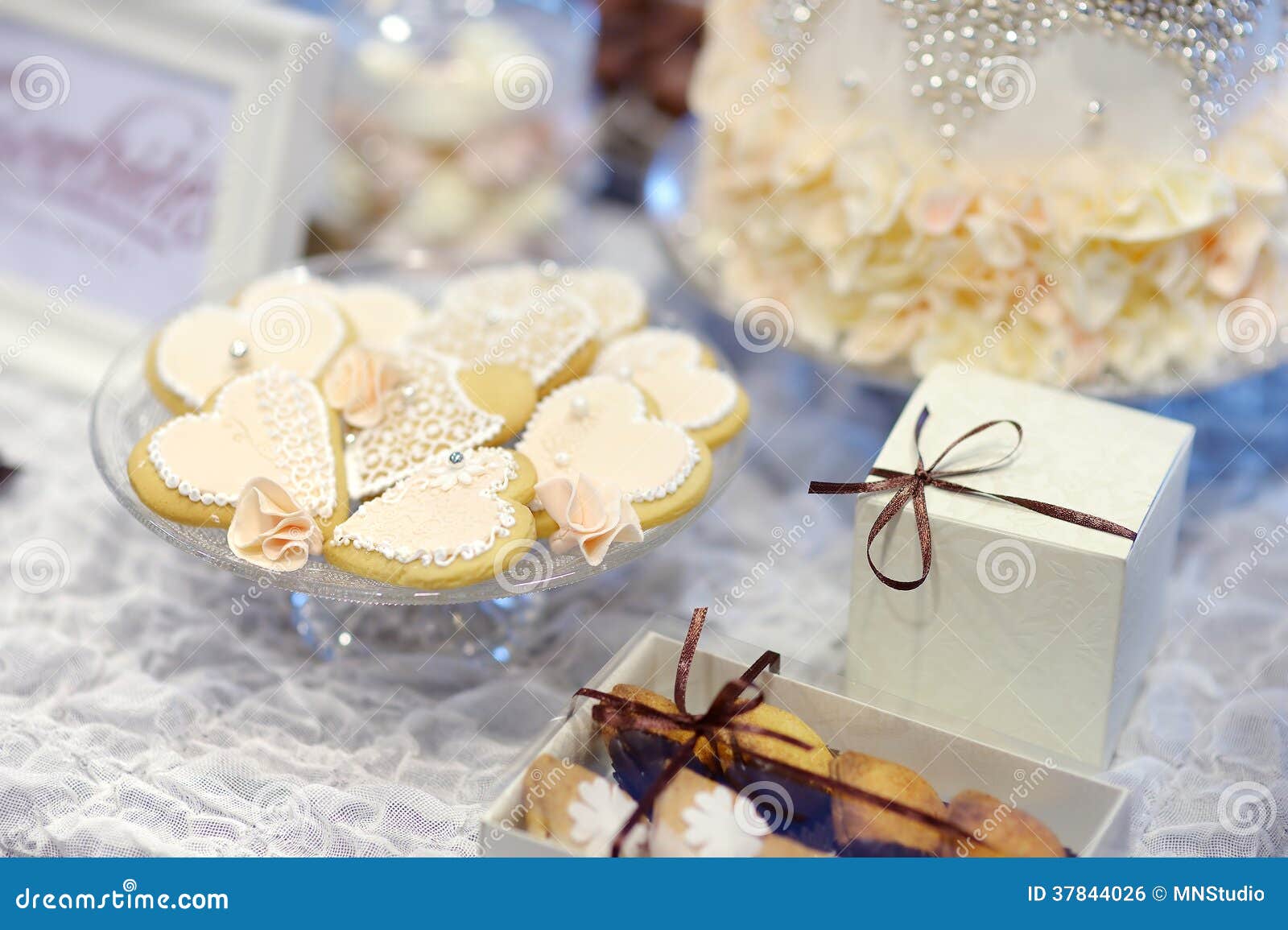 Biscotti Decorati Con I Fiori E Le Perle Fotografia Stock - Immagine di ...