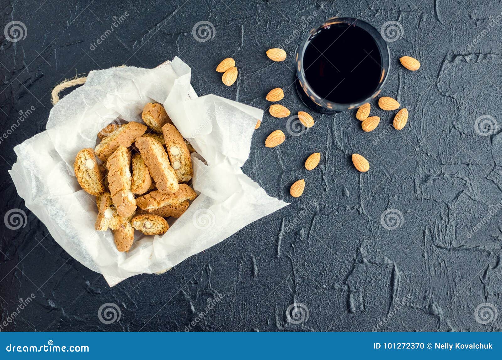 Biscotti Italiani Di Cantuccini E Vino Rosso Fotografia Stock ...