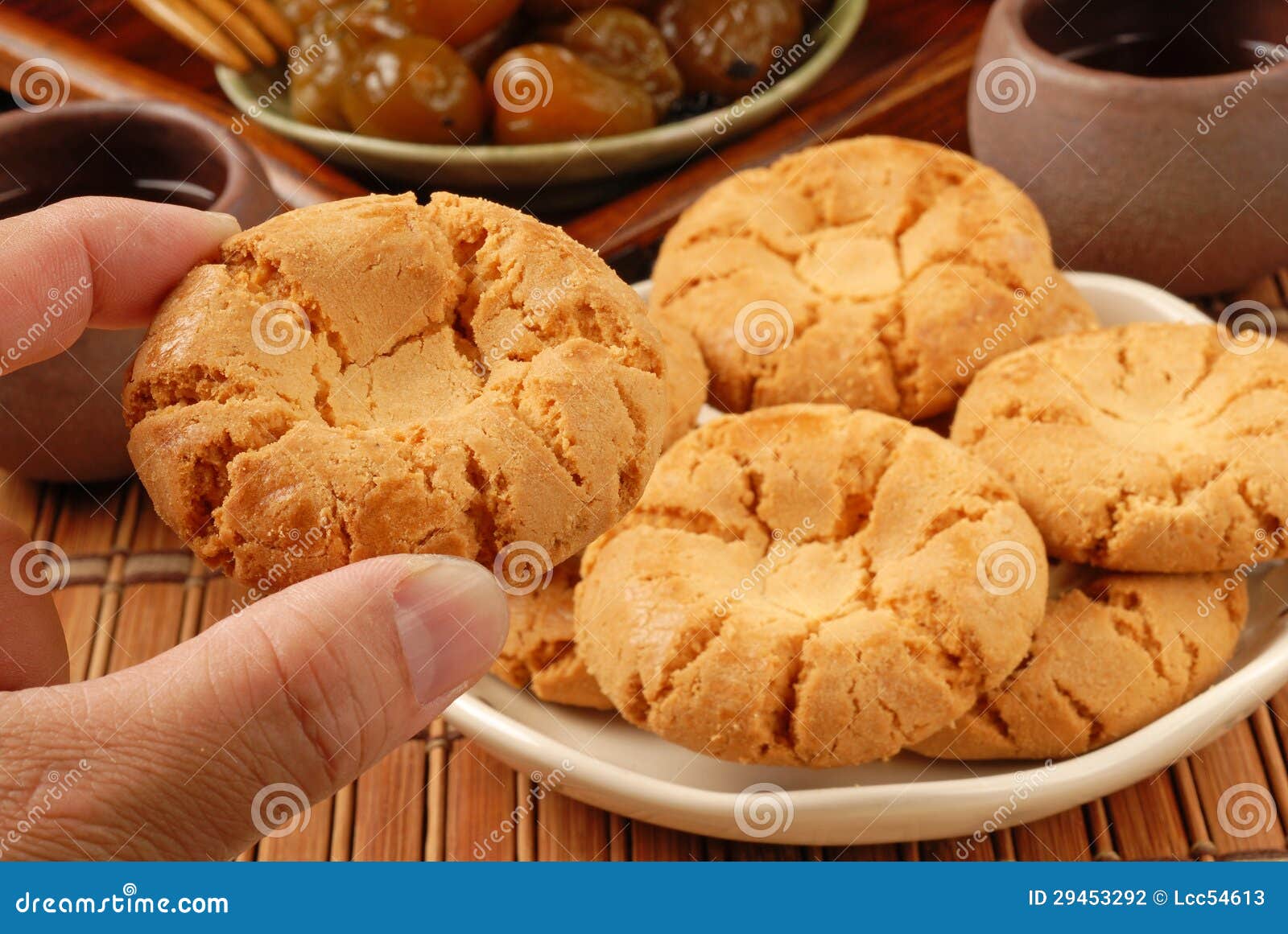 Biscuit croquant de noix photo stock. Image du doux, noisette - 29453292