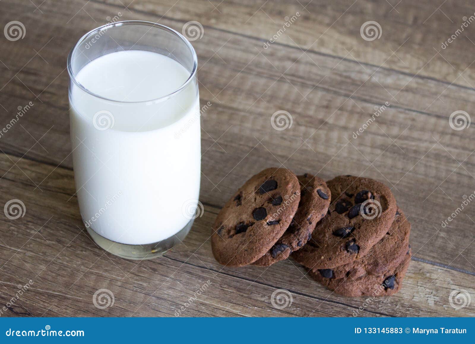 Biscuit Et Lait, Biscuits De Chocolat Avec Du Lait Image stock - Image ...