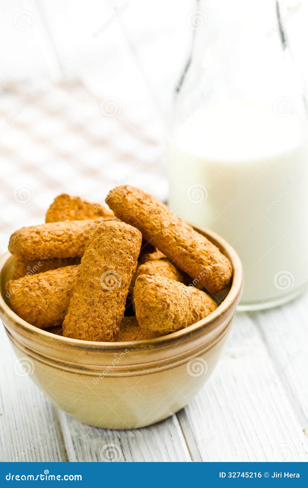 Biscuits Complets Avec Du Lait Photo stock - Image du délicieux ...