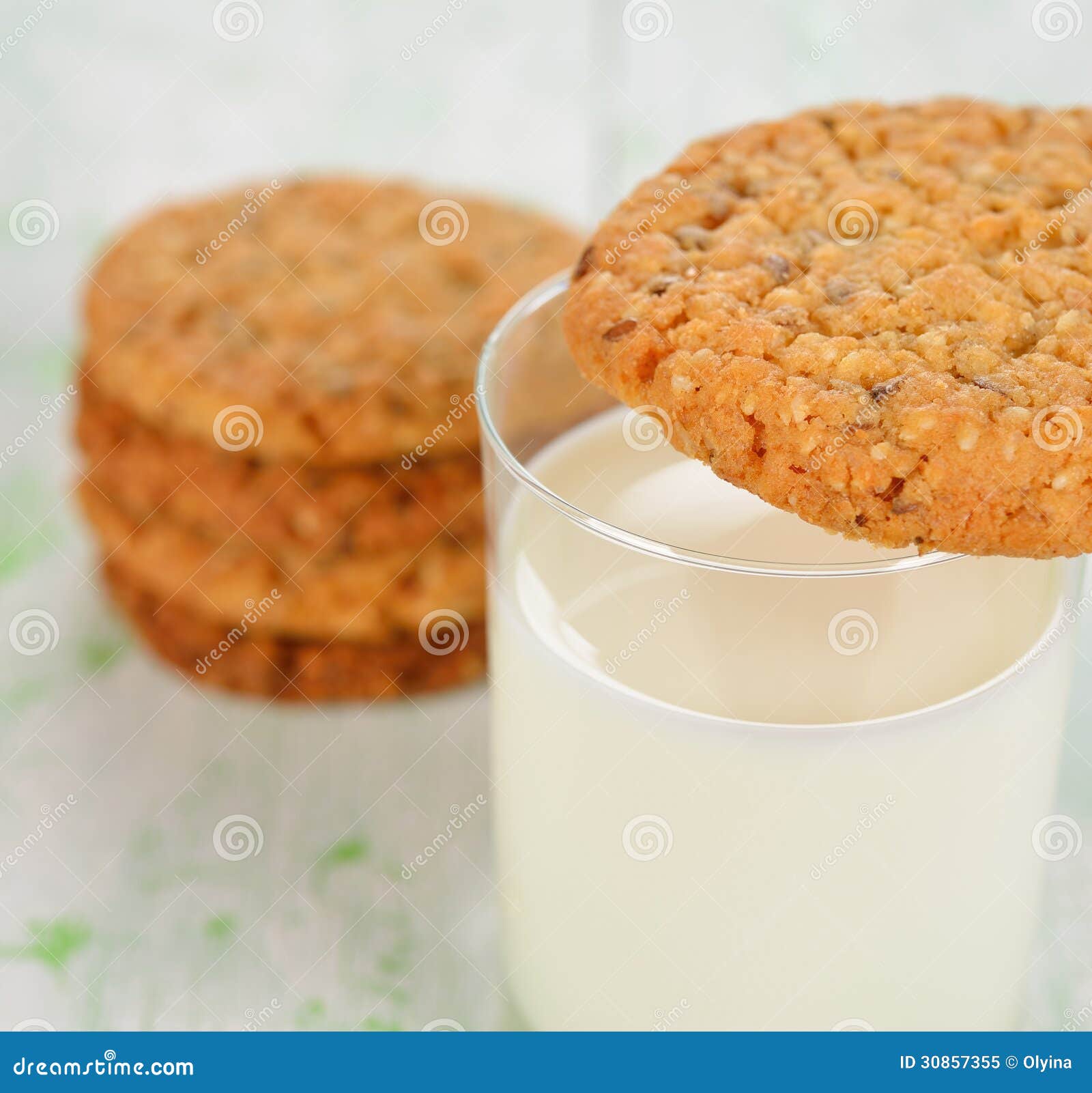 Biscuits et lait image stock. Image du vert, doux, goût - 30857355