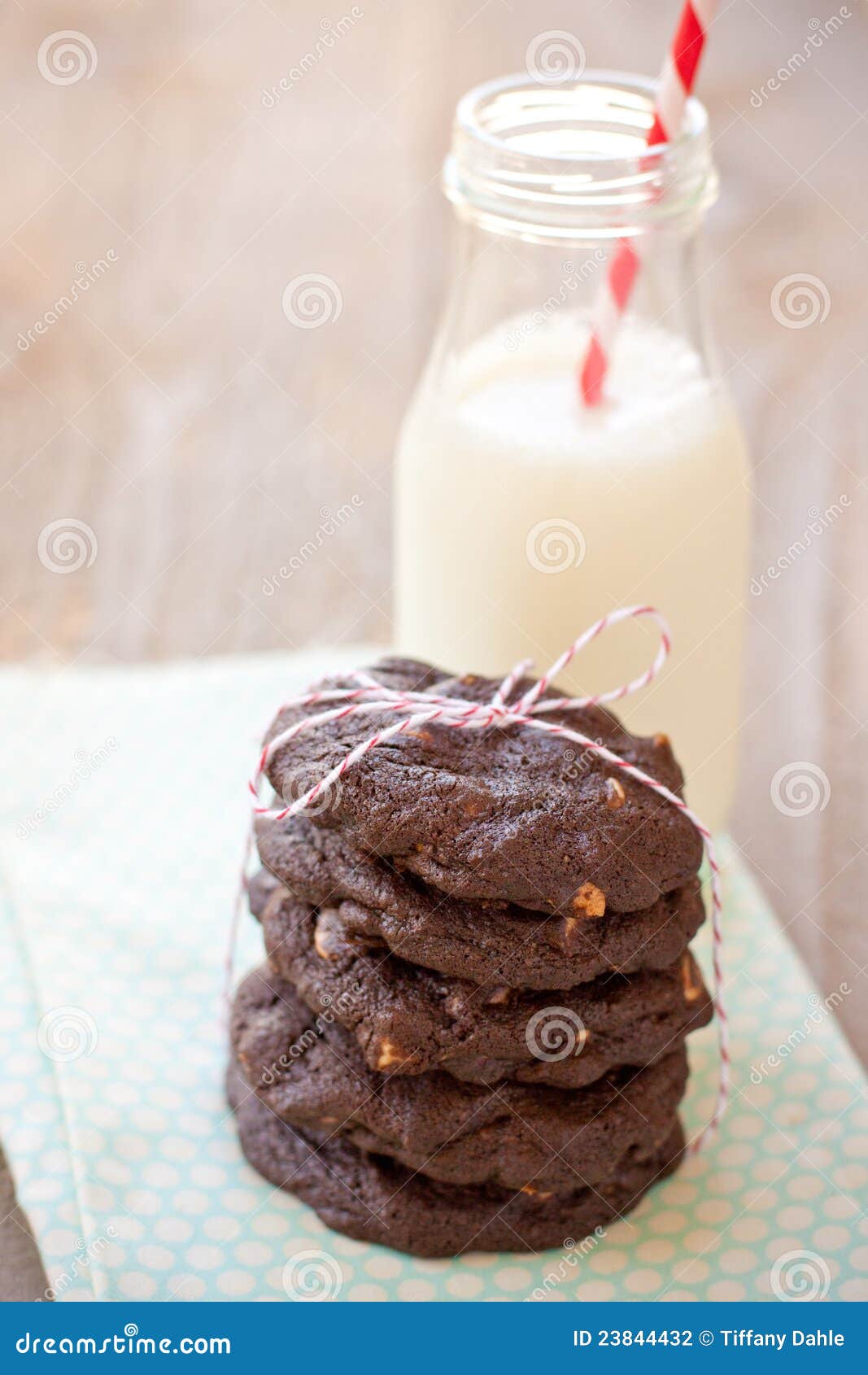 Biscuits Et Lait De Chocolat Photo stock - Image du arachide, gourmet ...
