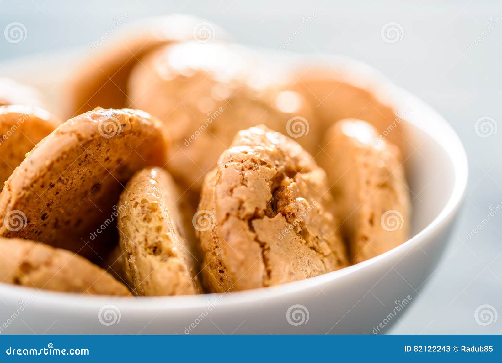 Biscuits Italiens D'amaretti Image stock - Image du rond, personne ...