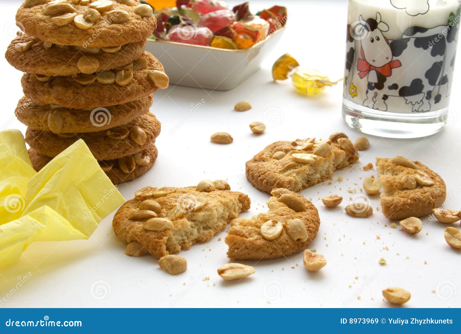 Biscuits, sucrerie et lait image stock. Image du baisse - 8973969
