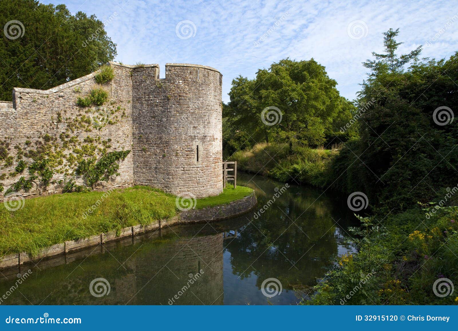 Bishop S Palace Moat in Wells Stock Photo - Image of sightseeing ...