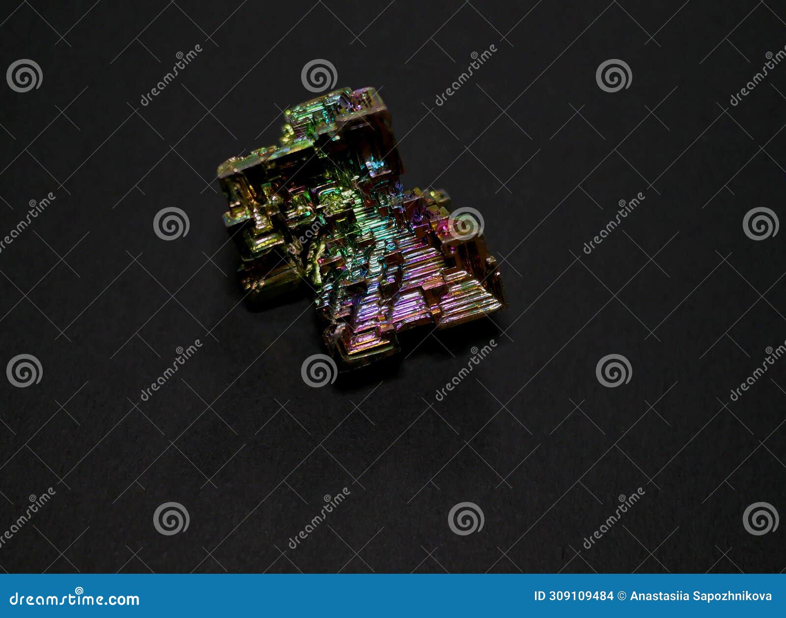 Bismuto Sobre Fondo Negro Aislado Foto de archivo - Imagen de metal ...