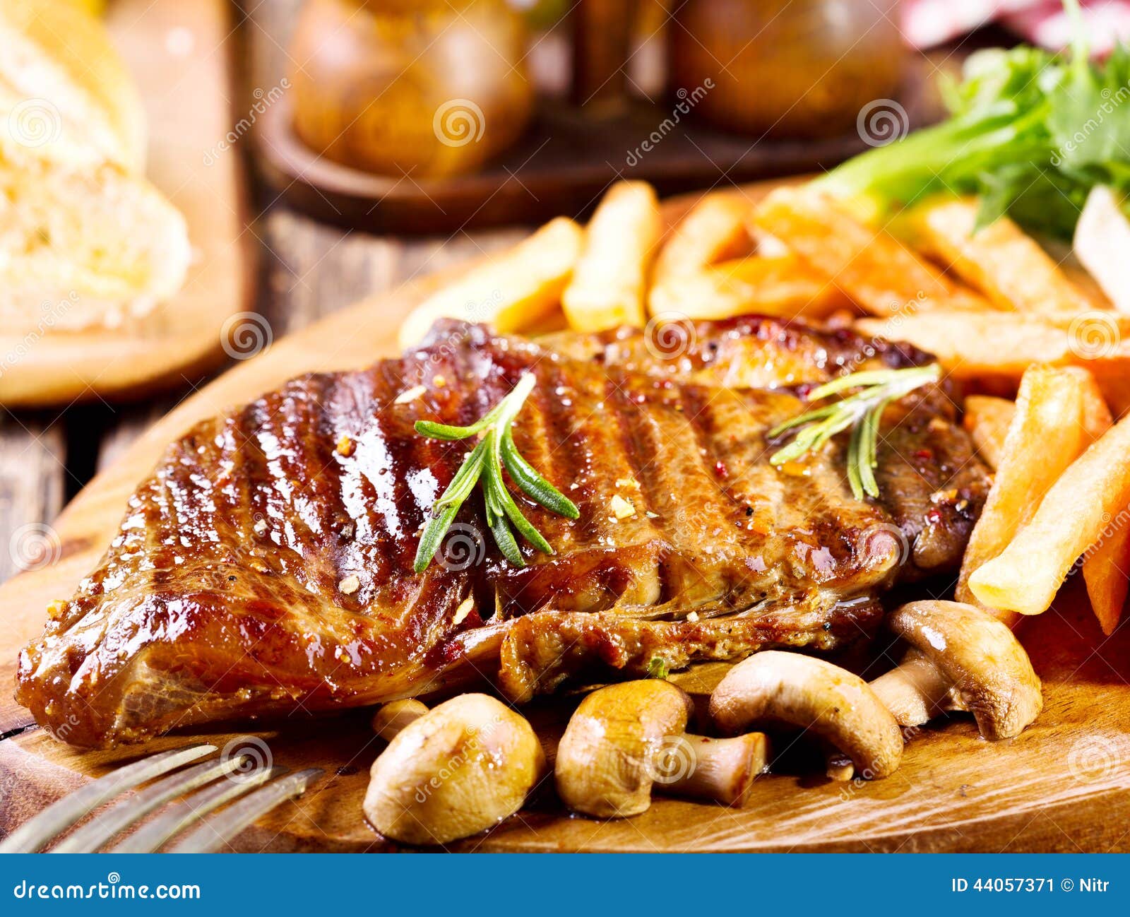 Bistecca Cotta Con Le Verdure Immagine Stock - Immagine di alimento ...