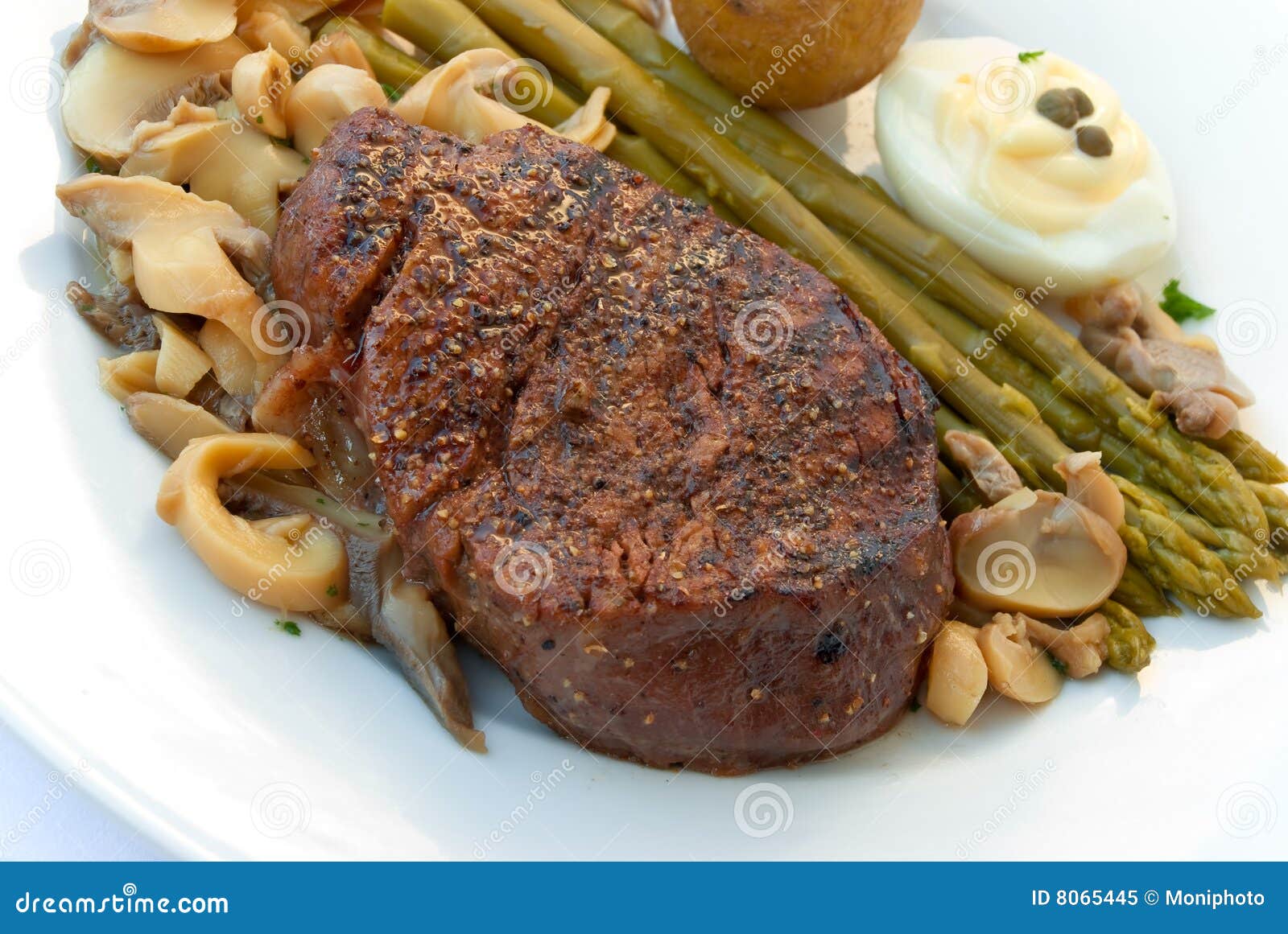 Bistecca Del Filetto Mignon-cotta Con Le Verdure Immagine Stock ...