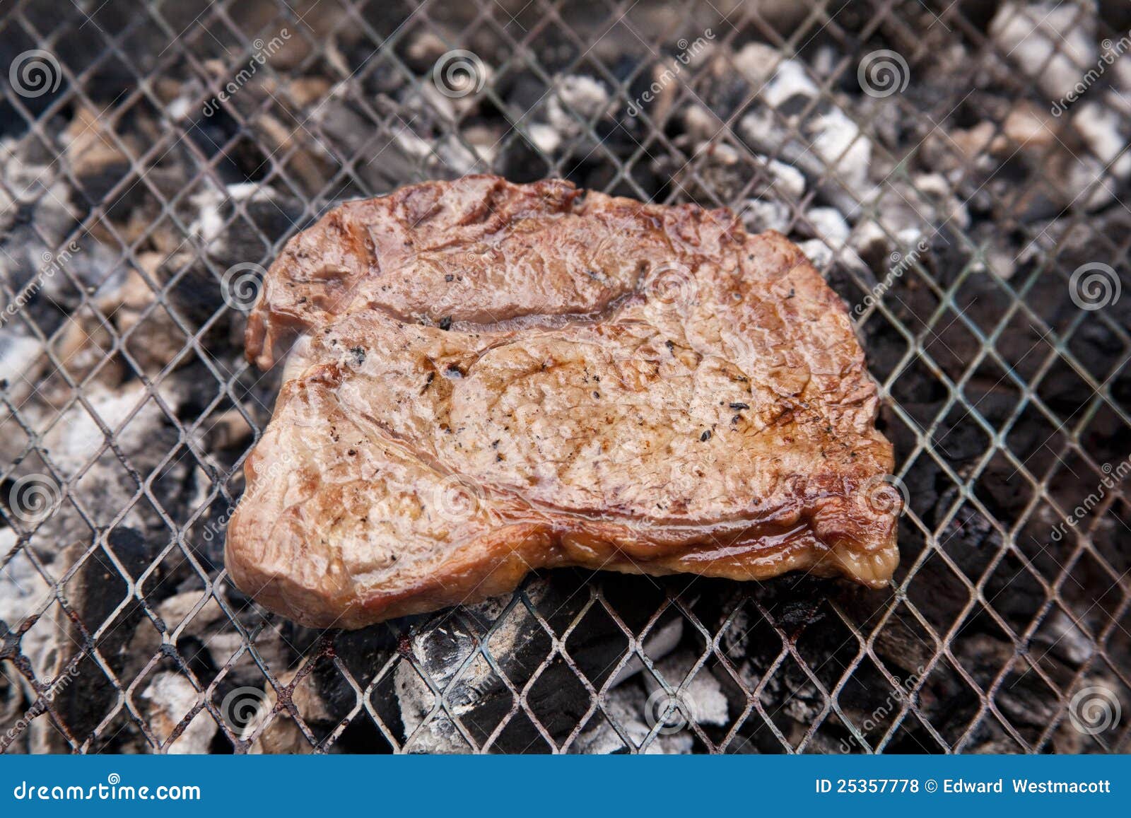 Bistecca Di Groppa Sul Barbecue Fotografia Stock - Immagine di carboni ...