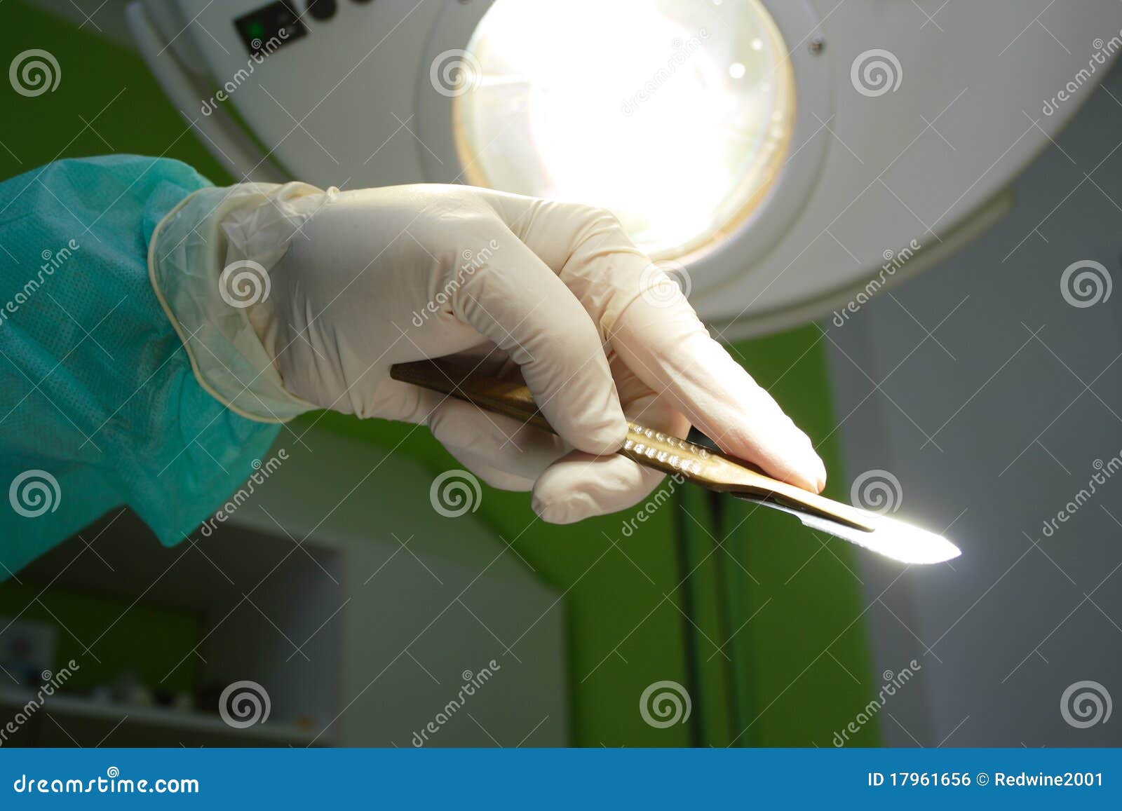 Bisturi in Mano Del Chirurgo Fotografia Stock - Immagine di mano ...