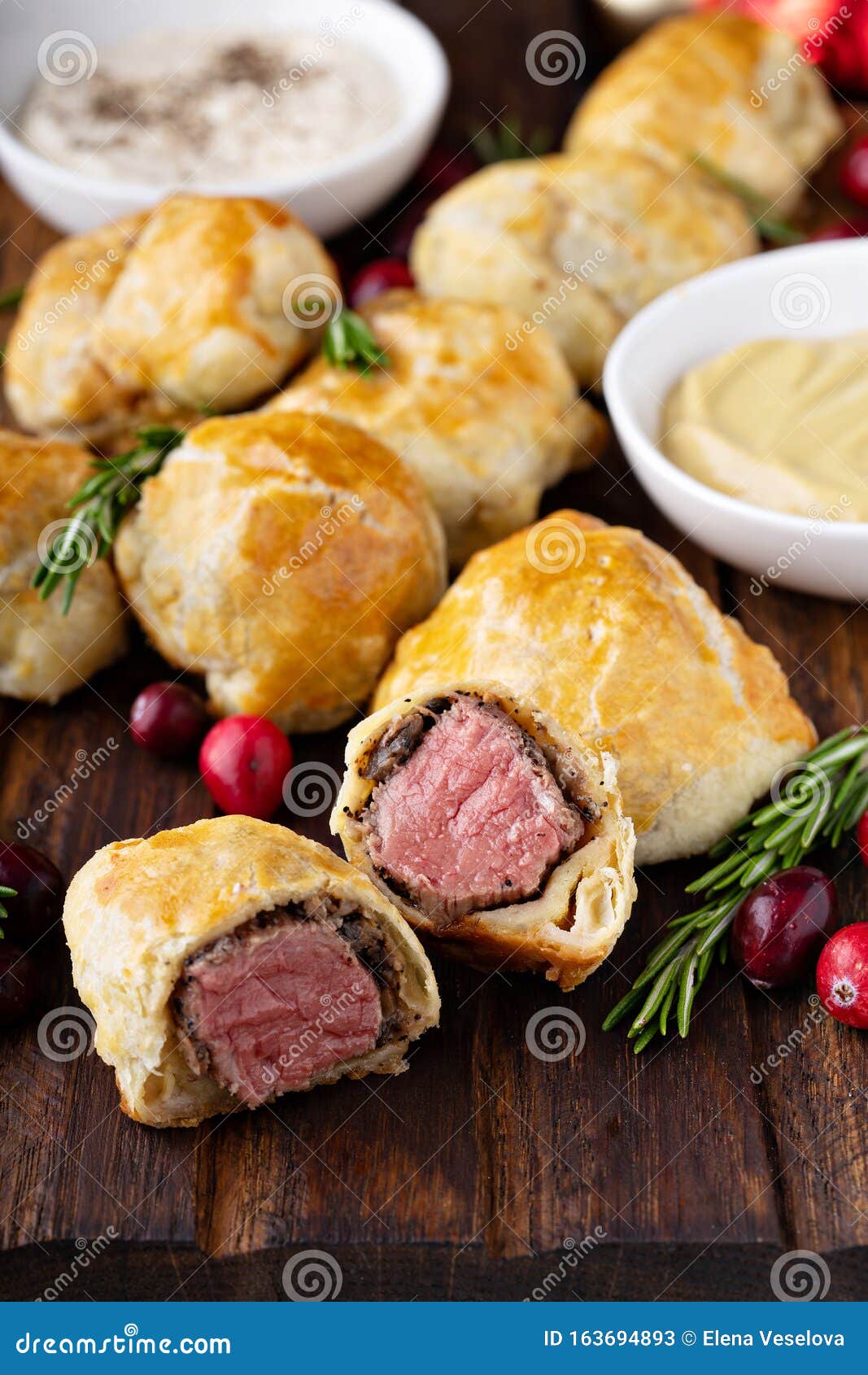 Bite size Beef Wellingtons stockbild. Bild von weihnachten - 163694893