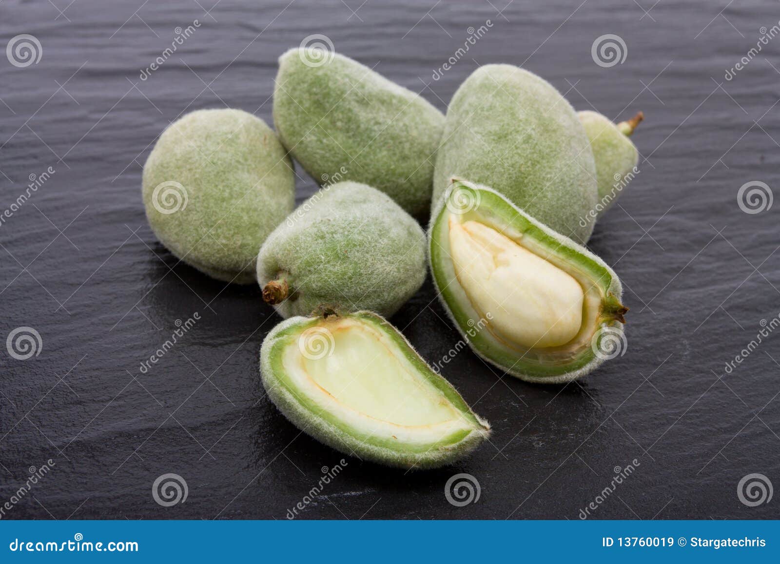 Bittere Amandelen stock afbeelding. Image of achtergrond - 13760019