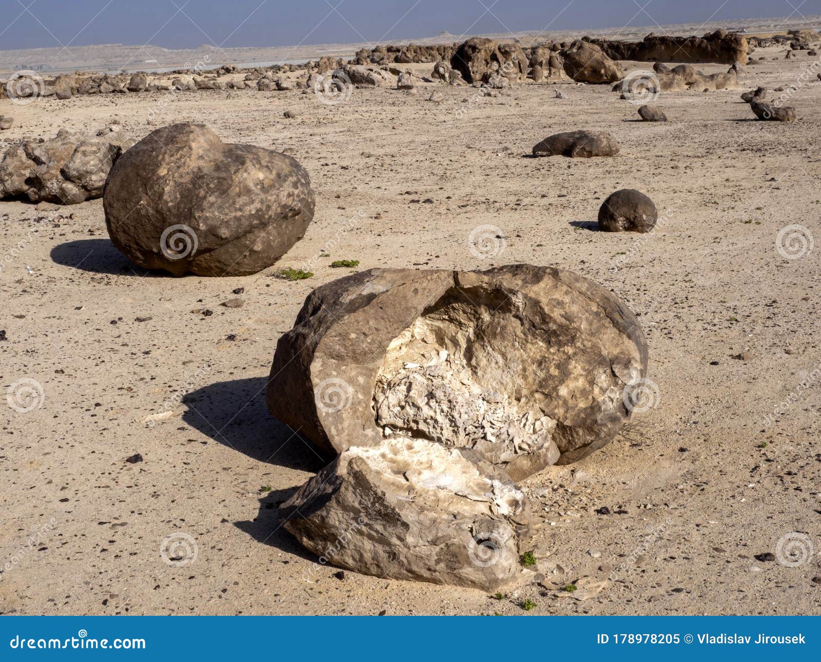 Bizarre Boulder Formation in Rok Garden Reserve in the Desert, Oman ...