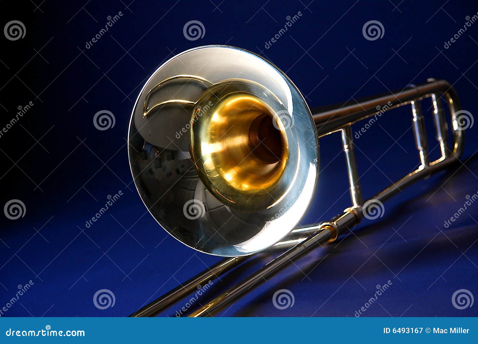Bk azul aislado Trombone imagen de archivo. Imagen de color - 6493167