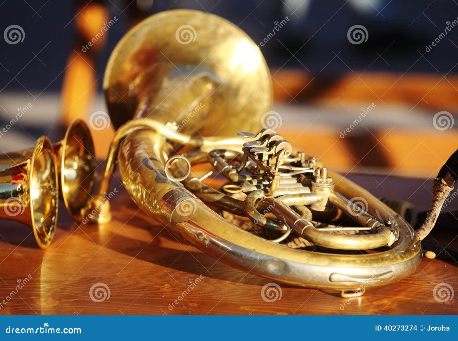 Blaasinstrument stock foto. Image of messing, glanzend - 40273274