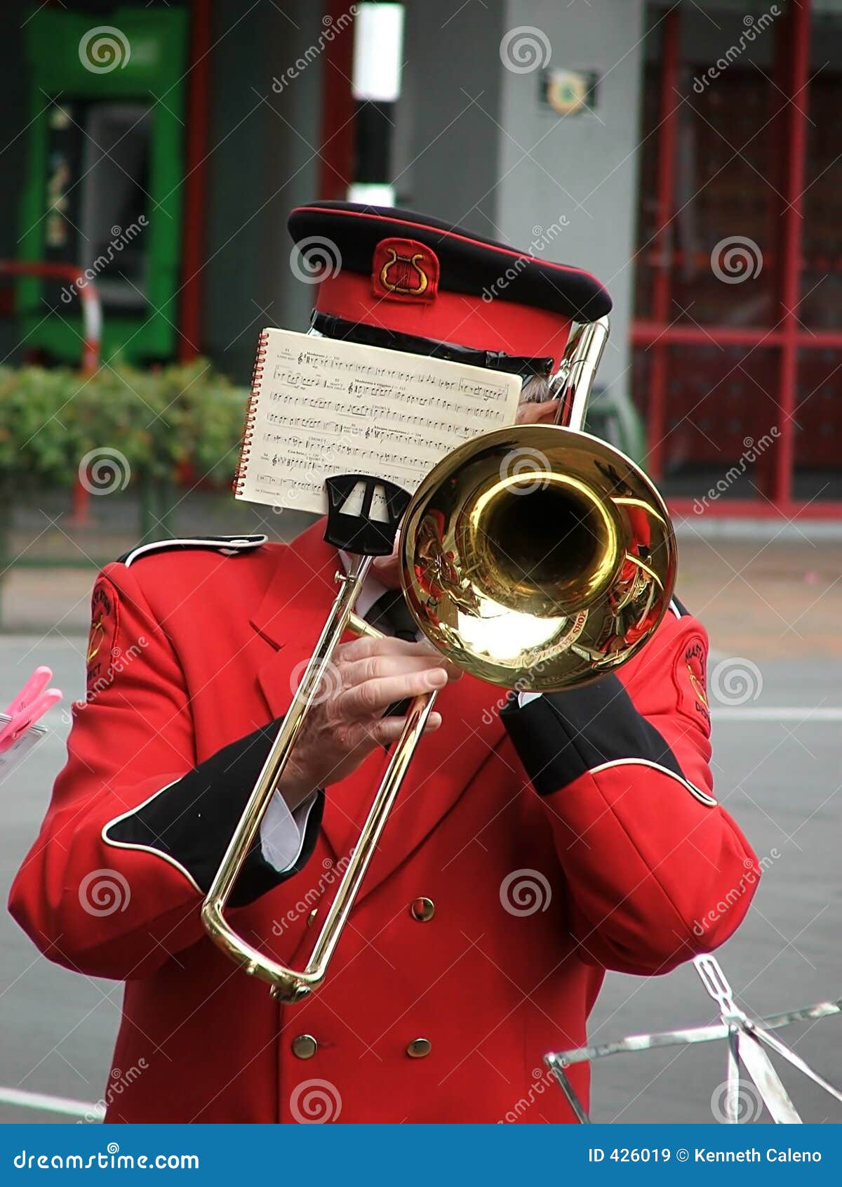 Blaaskaak stock afbeelding. Image of rood, messing, tuniek - 426019