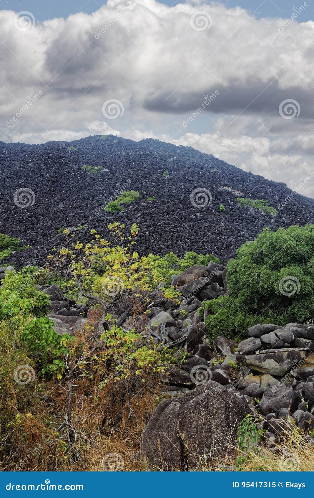 Black berg fotografering för bildbyråer. Bild av huvudväg - 95417315