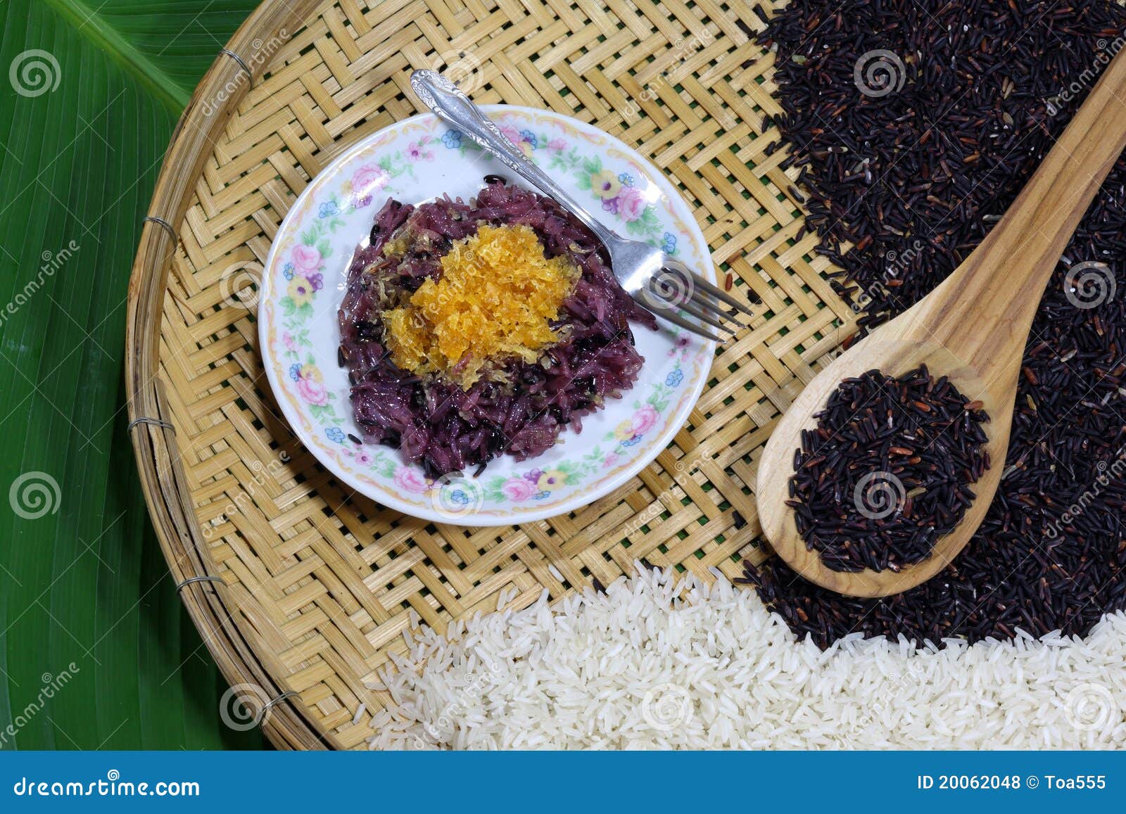 Black rice raw and ripe stock photo. Image of baboo, leaf - 20062048